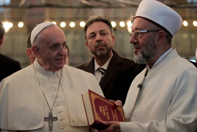 9 Photos Show Pope Francis Is Setting a Powerful Example for People of ...