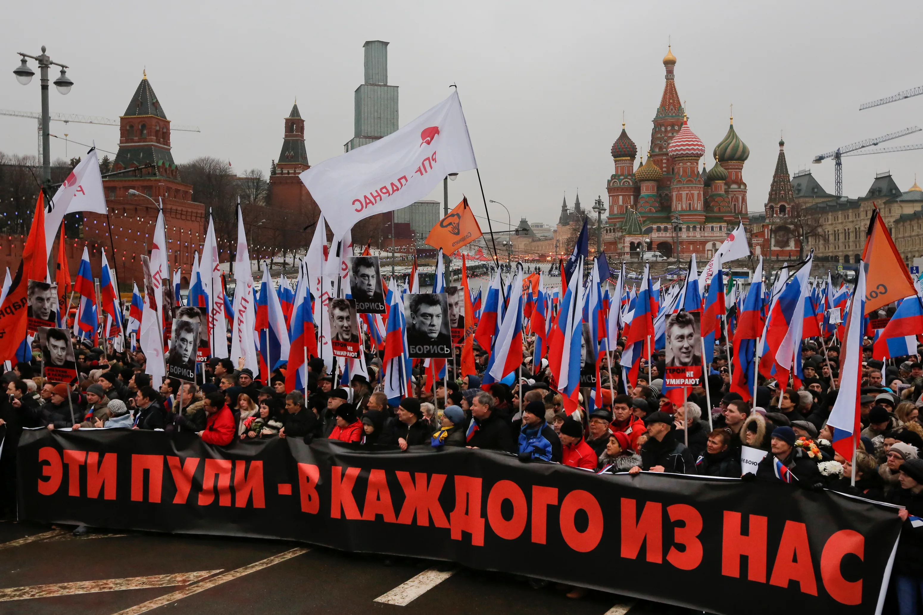 Tens of Thousands Gather in Protest After Putin Critic Was Mysteriously ...