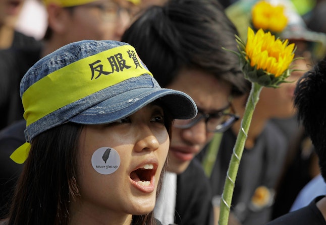 100,000 People Are Protesting in Taiwan — and Their "Sunflower Movement ...