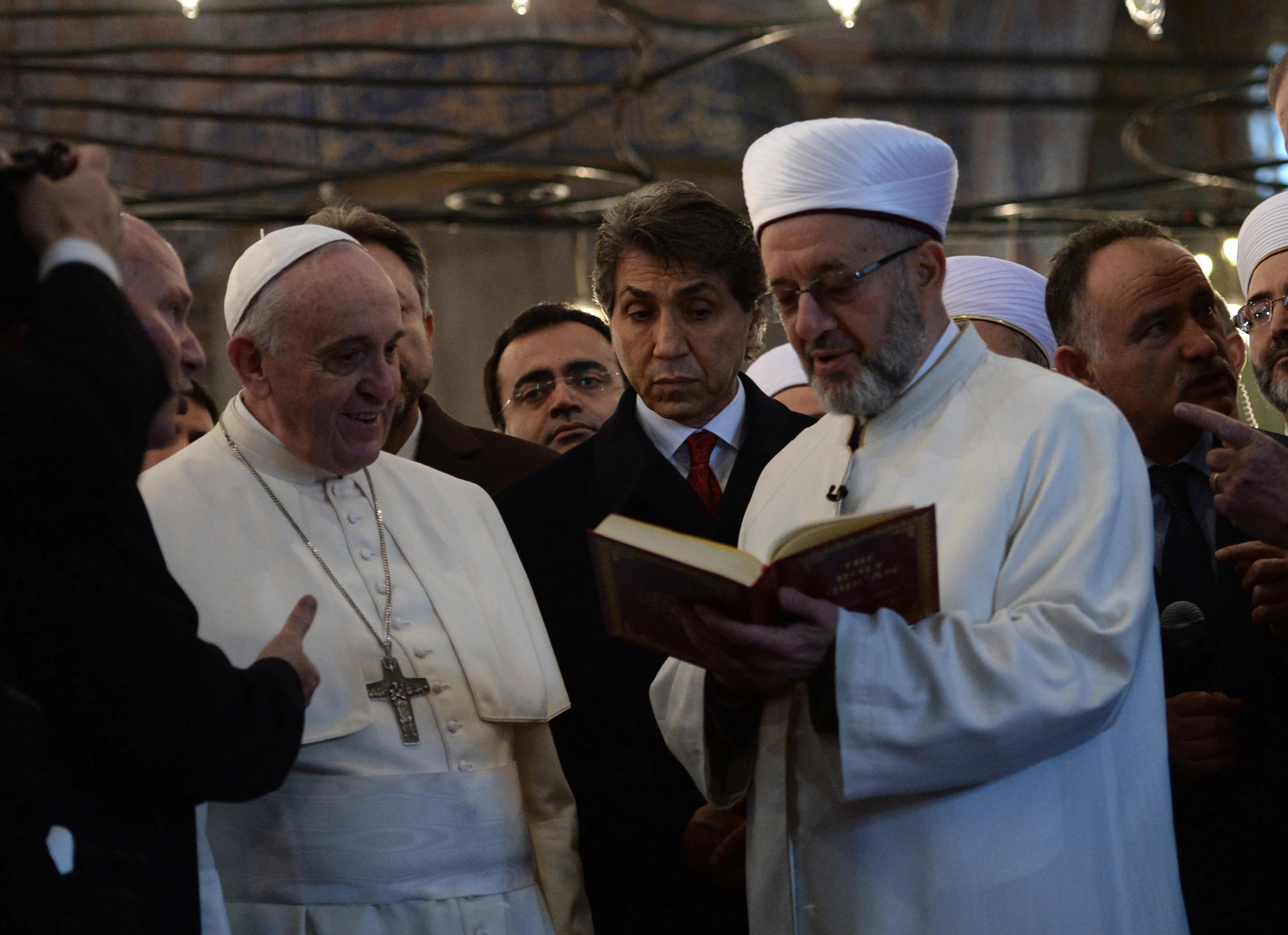 9 Photos Show Pope Francis Is Setting a Powerful Example for People of ...