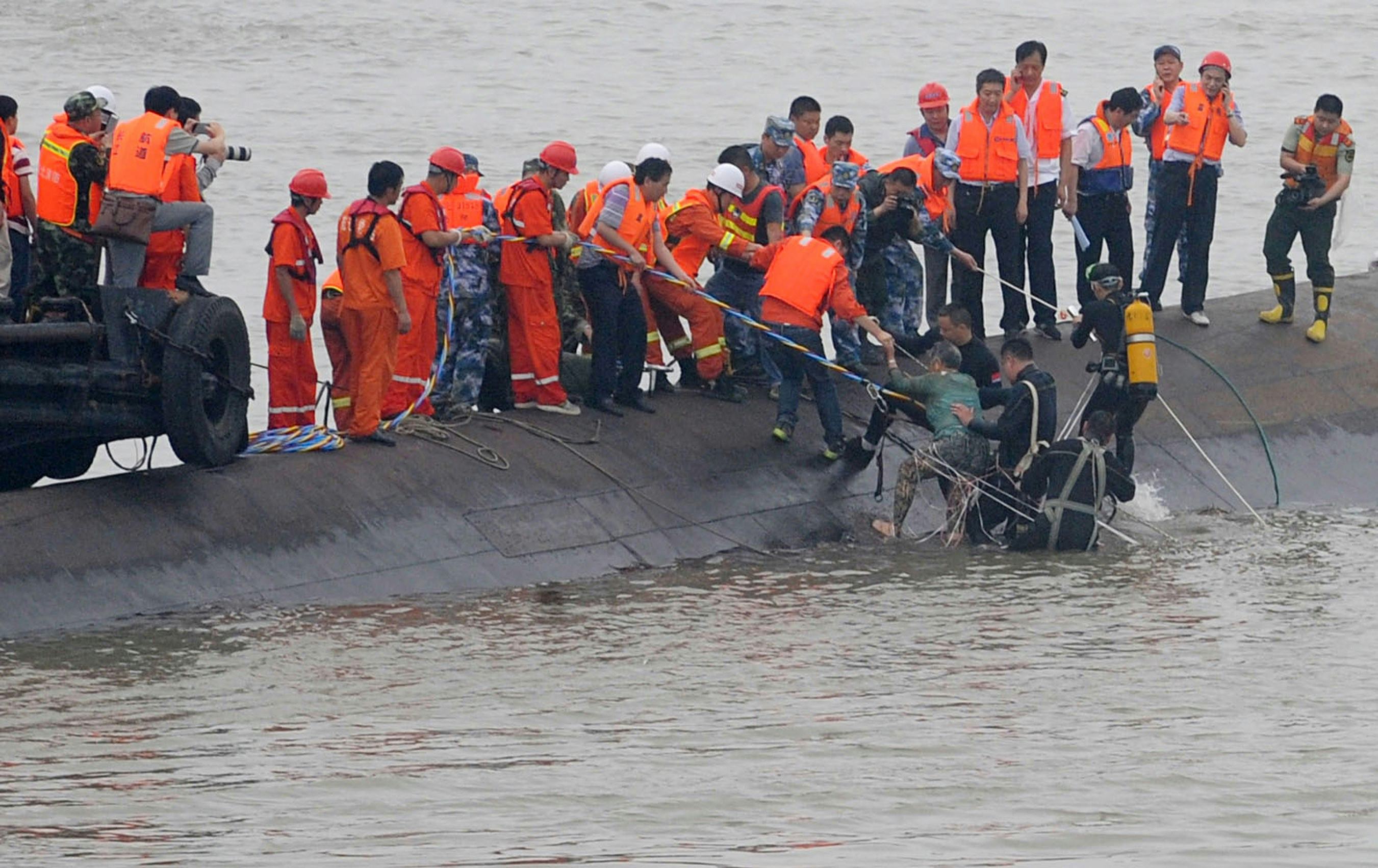 18 Heartbreaking Photos From the Chinese Cruise Ship Disaster That's ...