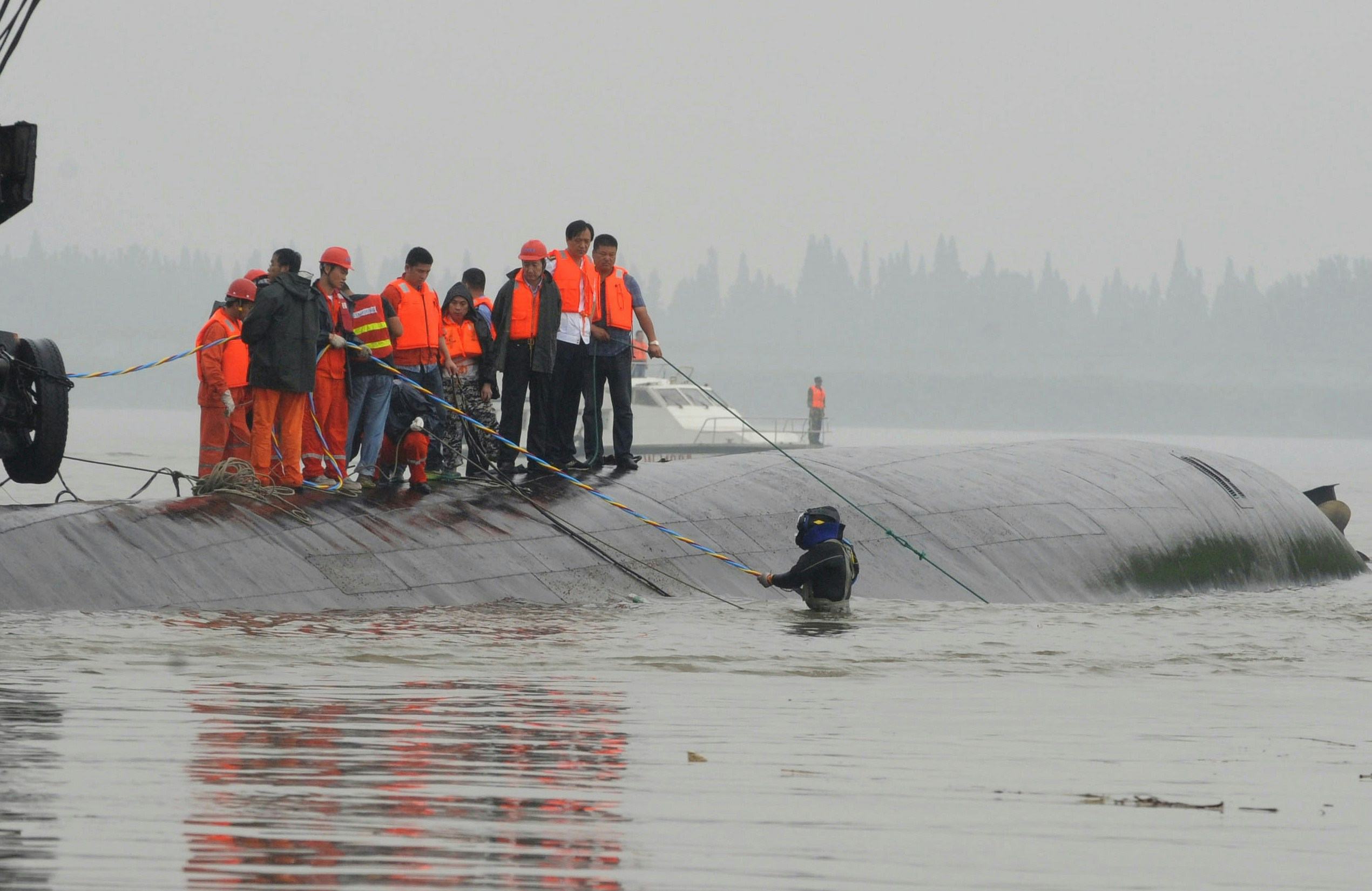 18 Heartbreaking Photos From the Chinese Cruise Ship Disaster That's ...