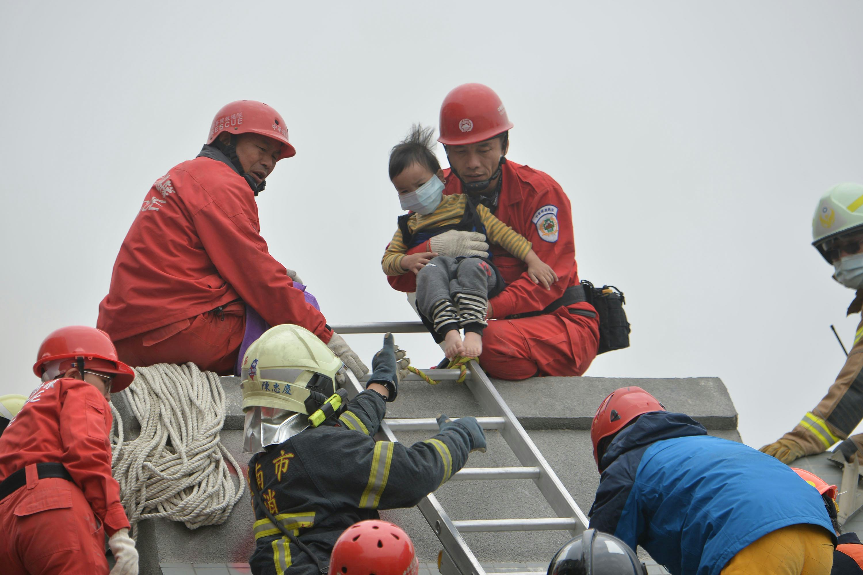 17 Photos of Rescue Workers Saving Lives Following Massive Earthquake ...